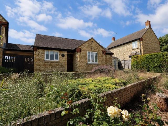 2 bedroom detached bungalow for sale