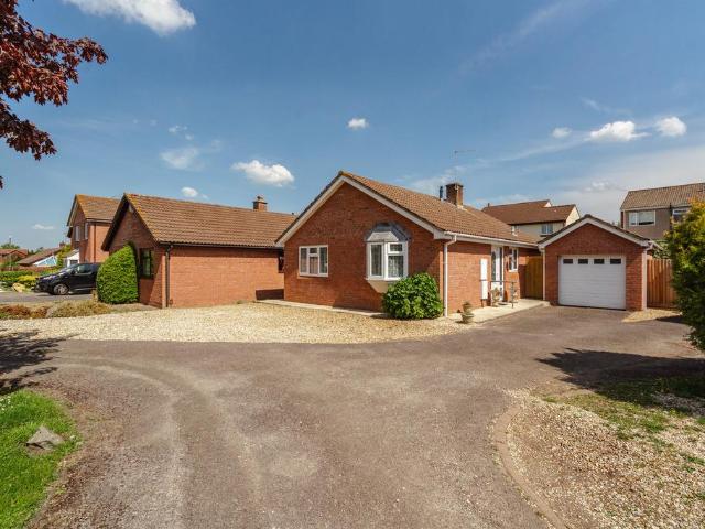2 bedroom detached bungalow for sale