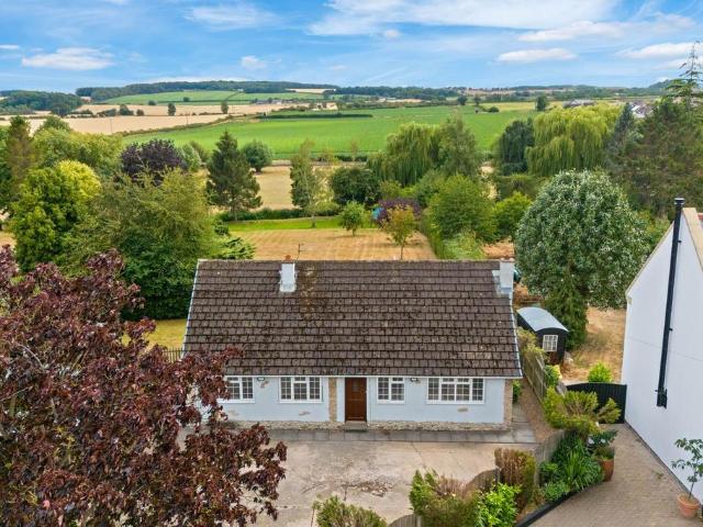 2 bedroom detached bungalow for sale
