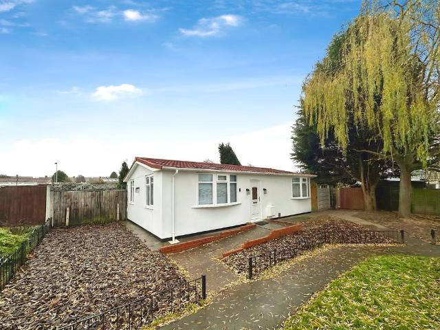 2 bedroom detached bungalow for sale
