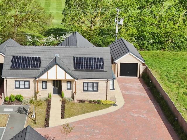 2 bedroom detached bungalow for sale