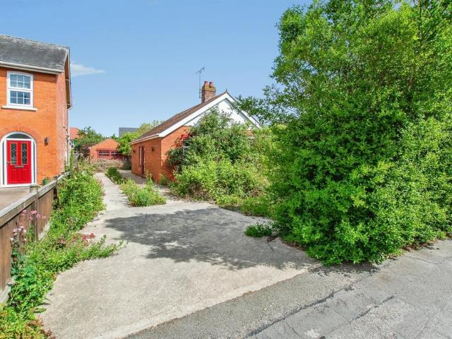 2 bedroom detached bungalow for sale