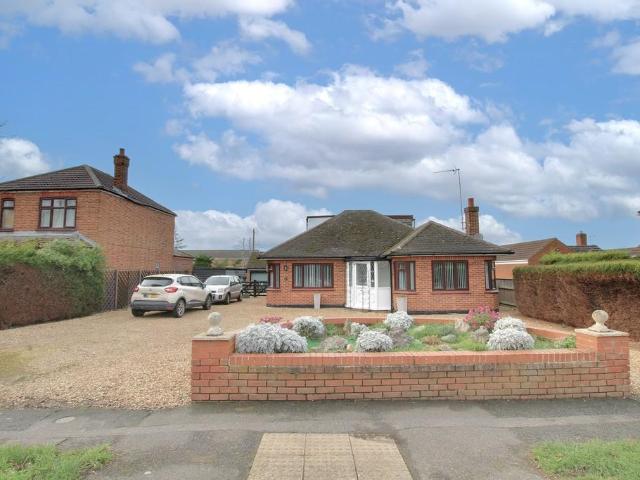 2 bedroom detached bungalow for sale