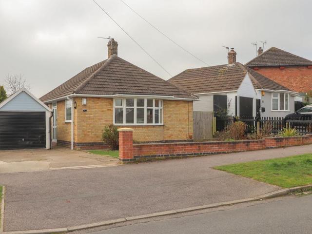 2 bedroom detached bungalow for sale