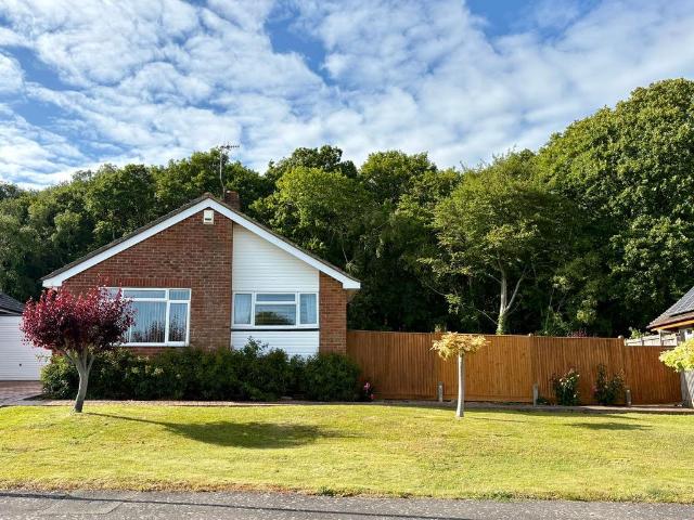 2 bedroom detached bungalow for sale