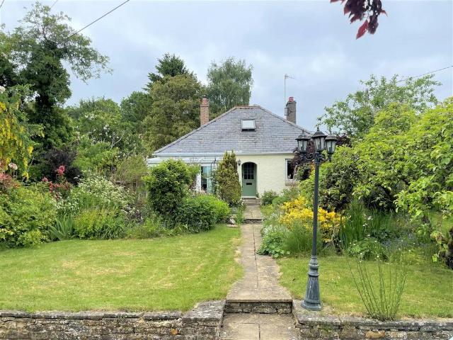 2 bedroom detached bungalow for sale