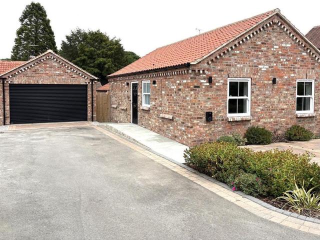 2 bedroom detached bungalow for sale