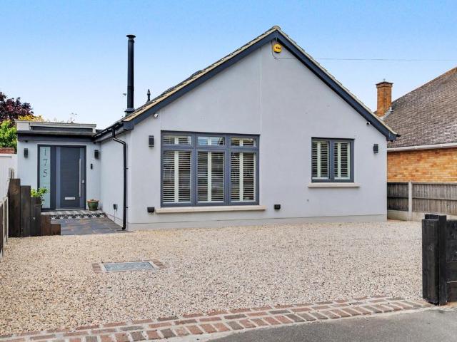 2 bedroom detached bungalow for sale