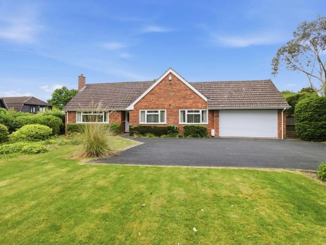 2 bedroom detached bungalow for sale
