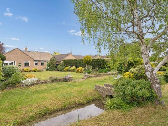 2 bedroom detached bungalow for sale