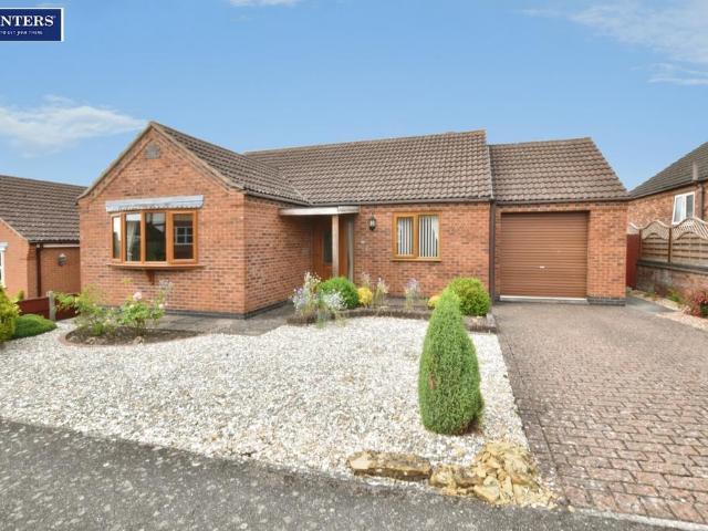 2 bedroom detached bungalow for sale