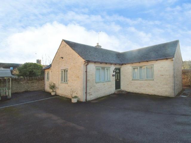 2 bedroom detached bungalow for sale