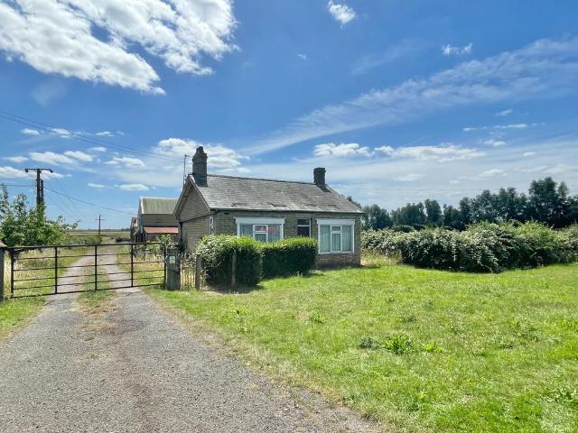 2 bedroom detached bungalow for sale