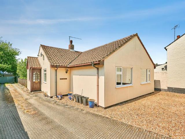 2 bedroom detached bungalow for sale
