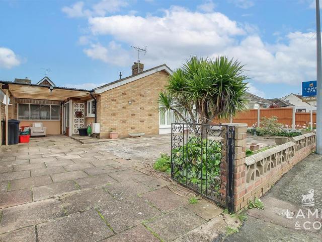 2 bedroom detached bungalow for sale