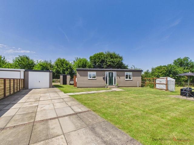 2 bedroom detached bungalow for sale