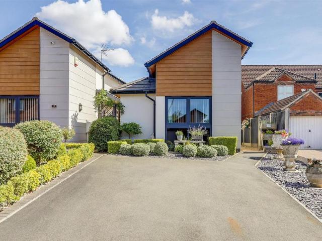 2 bedroom detached bungalow for sale