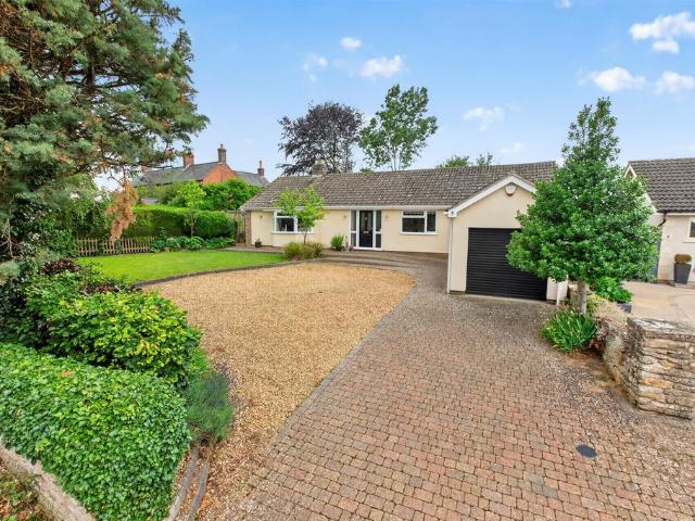 2 bedroom detached bungalow for sale
