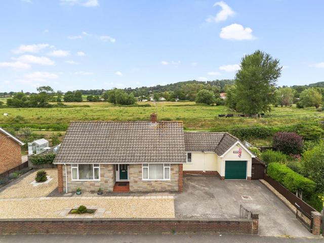 2 bedroom detached bungalow for sale