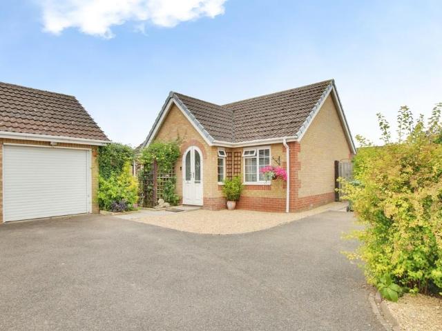 2 bedroom detached bungalow for sale