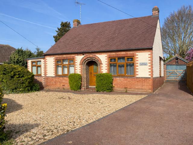 2 bedroom detached bungalow for sale