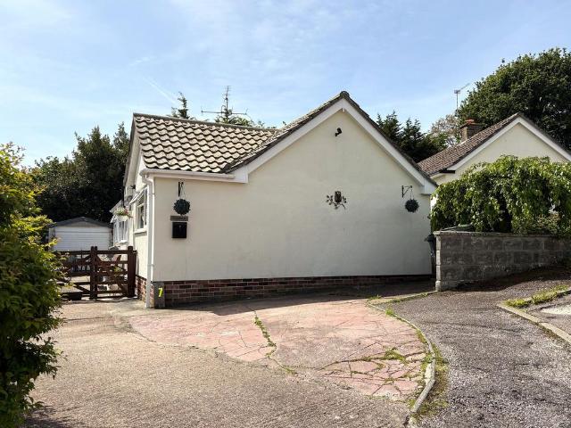 2 bedroom detached bungalow for sale