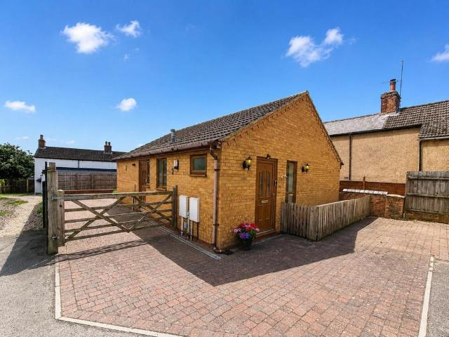 2 bedroom detached bungalow for sale