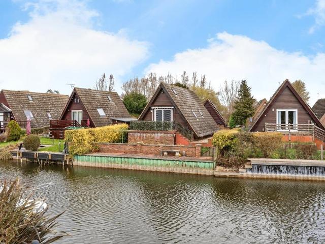 2 bedroom detached bungalow for sale