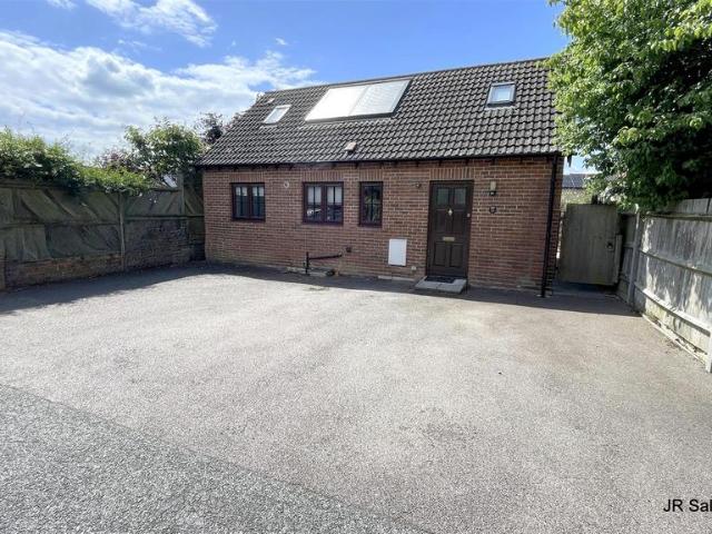 2 bedroom detached bungalow for sale
