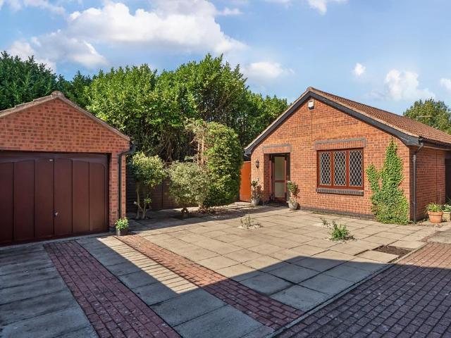 2 bedroom detached bungalow for sale