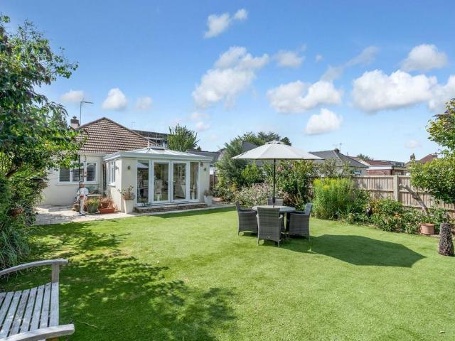 2 bedroom detached bungalow for sale