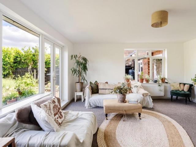 2 bedroom detached bungalow for sale