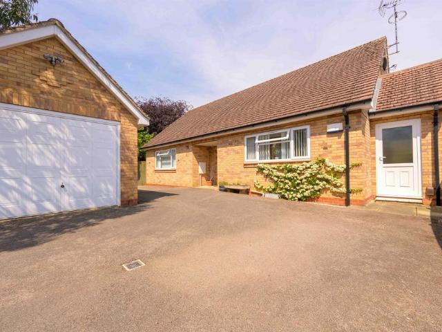 2 bedroom detached bungalow for sale