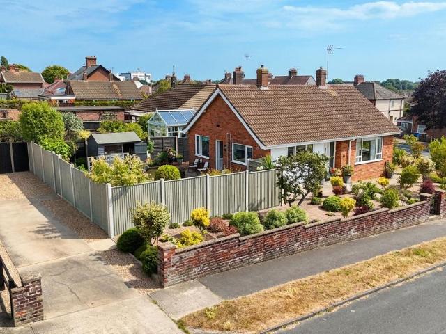 2 bedroom detached bungalow for sale