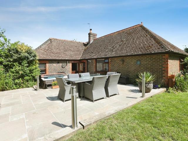 2 bedroom detached bungalow for sale