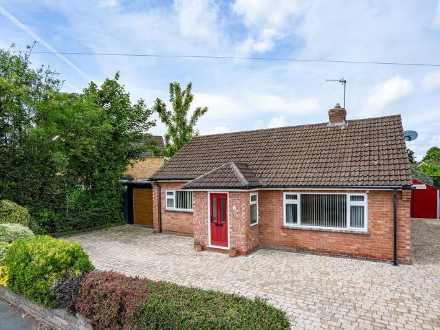2 bedroom detached bungalow for sale