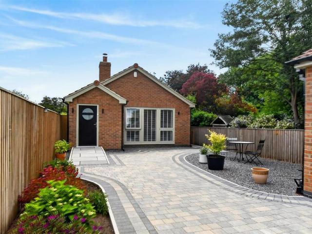 2 bedroom detached bungalow for sale