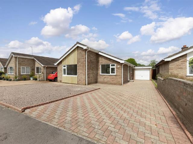 2 bedroom detached bungalow for sale