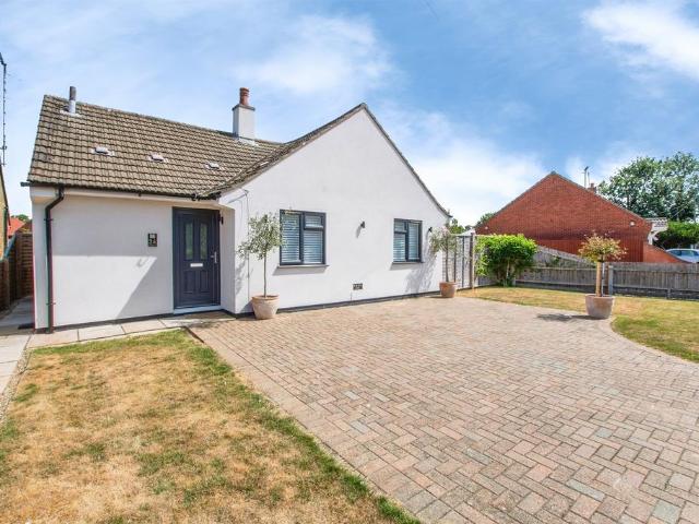 2 bedroom detached bungalow for sale
