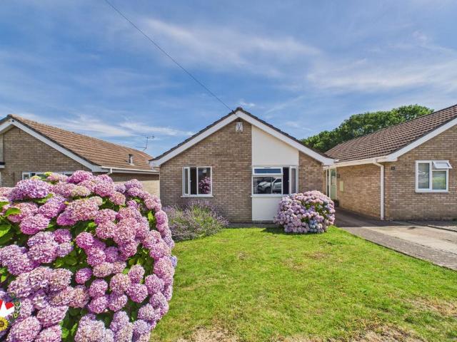 2 bedroom detached bungalow for sale