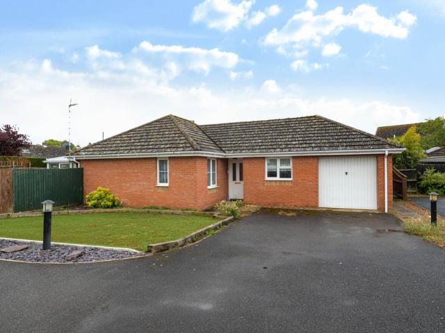 2 bedroom detached bungalow for sale