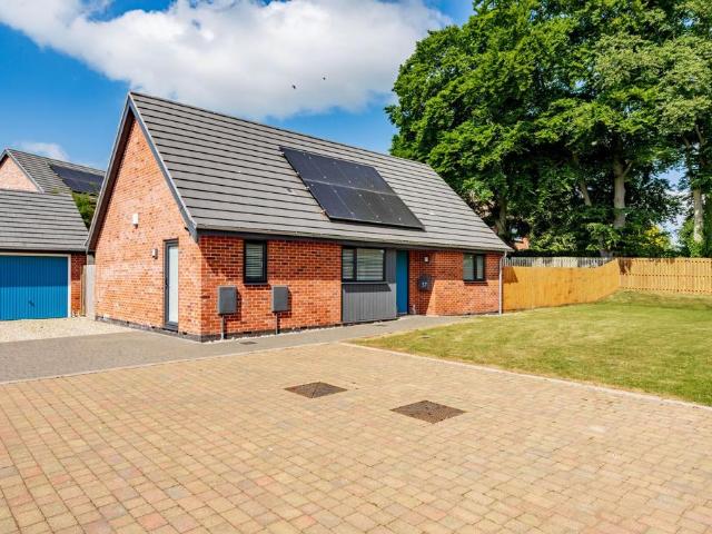 2 bedroom detached bungalow for sale