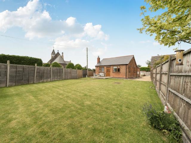 2 bedroom detached bungalow for sale