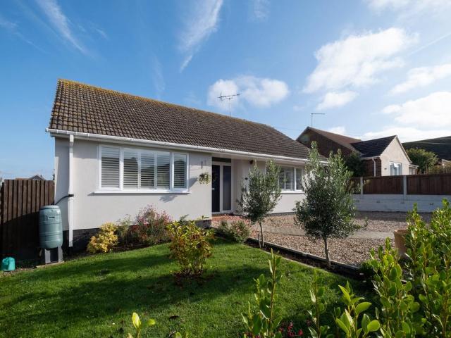 2 bedroom detached bungalow for sale