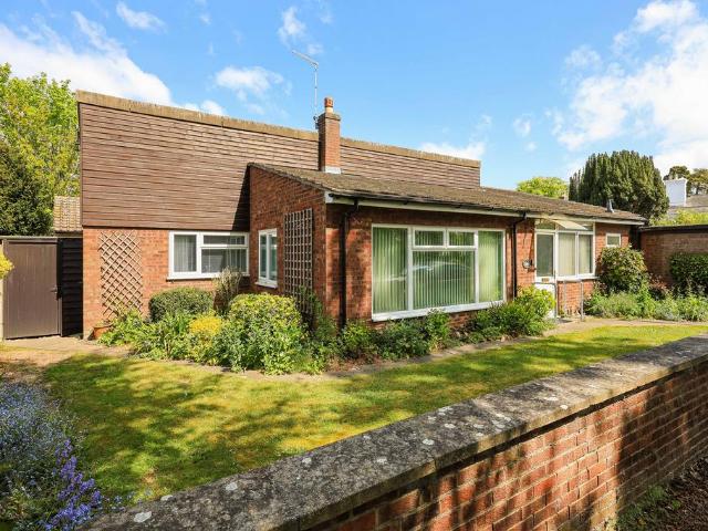 2 bedroom detached bungalow for sale