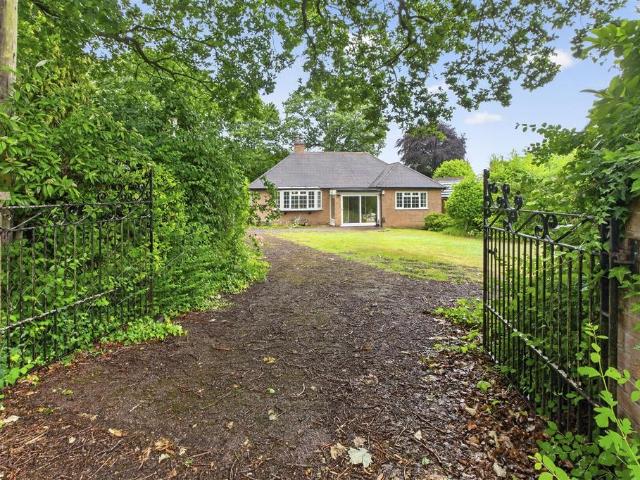 2 bedroom detached bungalow for sale