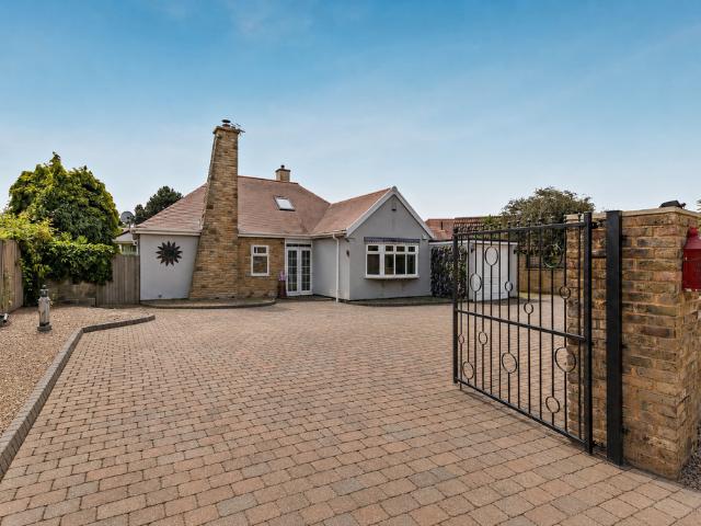 2 bedroom detached bungalow for sale