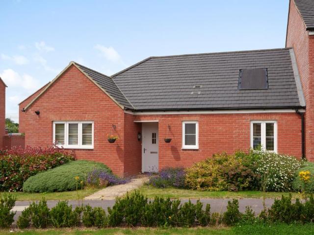 2 bedroom detached bungalow for sale