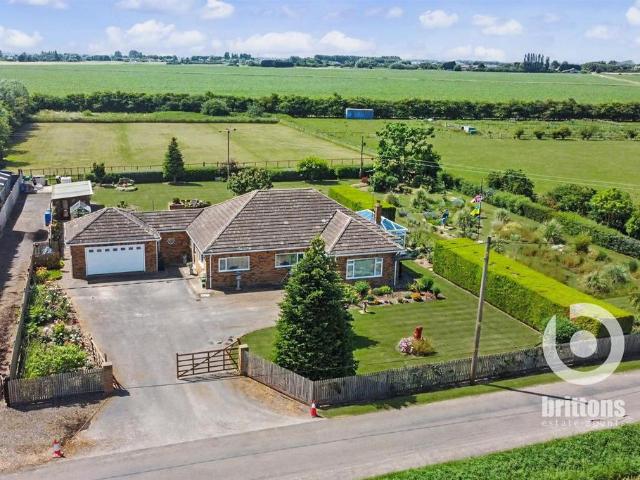 2 bedroom detached bungalow for sale