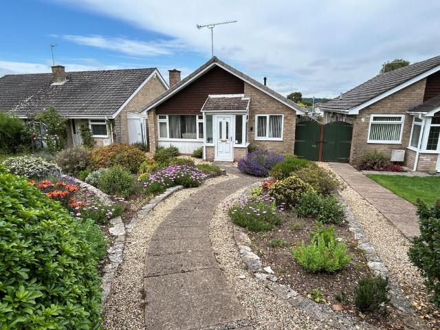 2 bedroom detached bungalow for sale